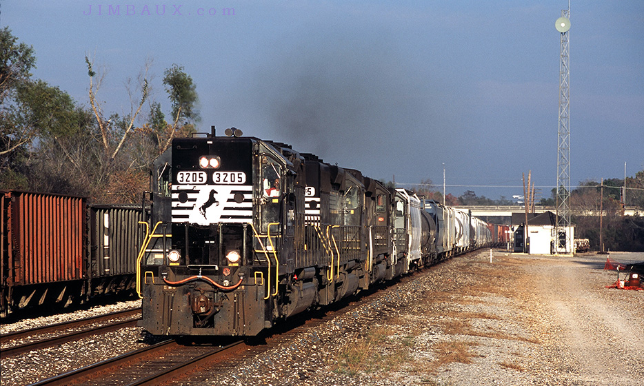 Three Westbound Trains At Schriever, A High Nose, And A Derailment – 7 ...